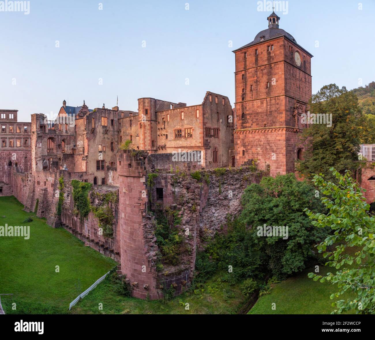 Schloss castle castle courtyard heidelberg hi-res stock photography and ...