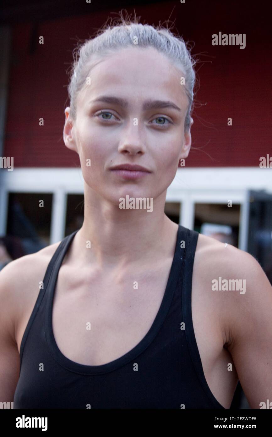 Beauty portrait of fashion model. Beauty portrait No Makeup. Clean Skin ...