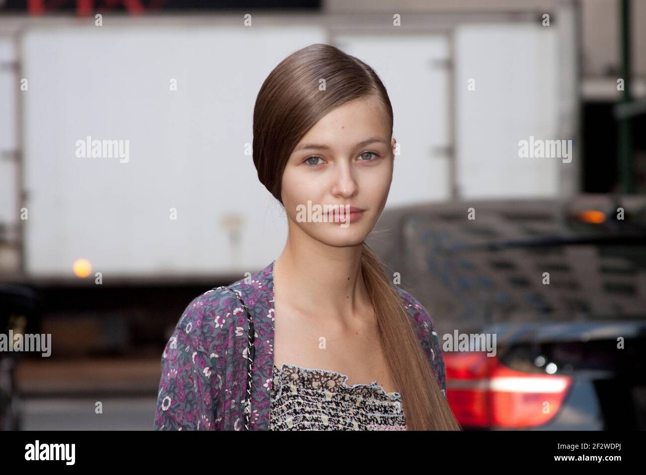 Beauty portrait of fashion model. Beauty portrait No Makeup. Clean Skin ...