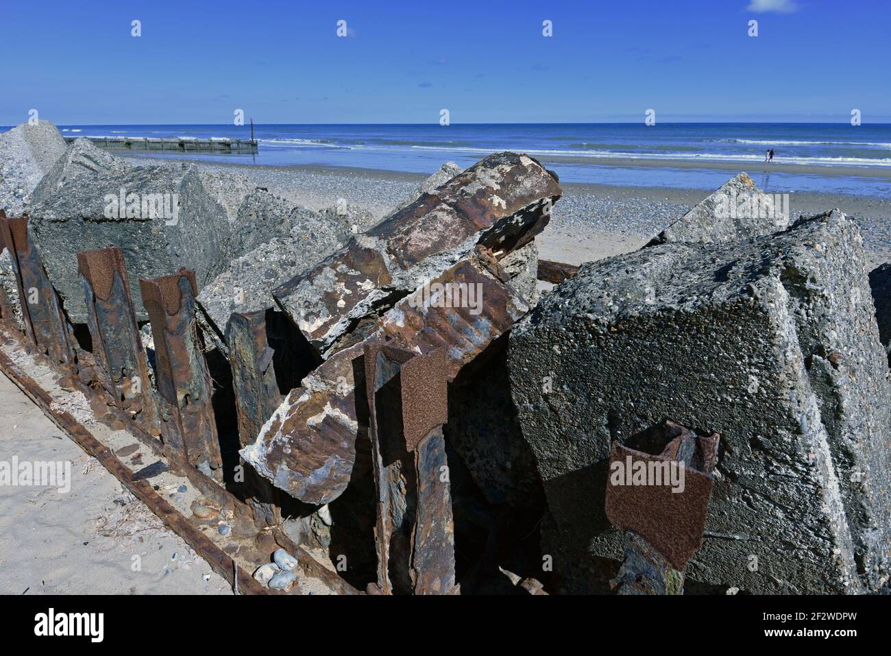 Concrete sea wall defences norfolk hi-res stock photography and images ...