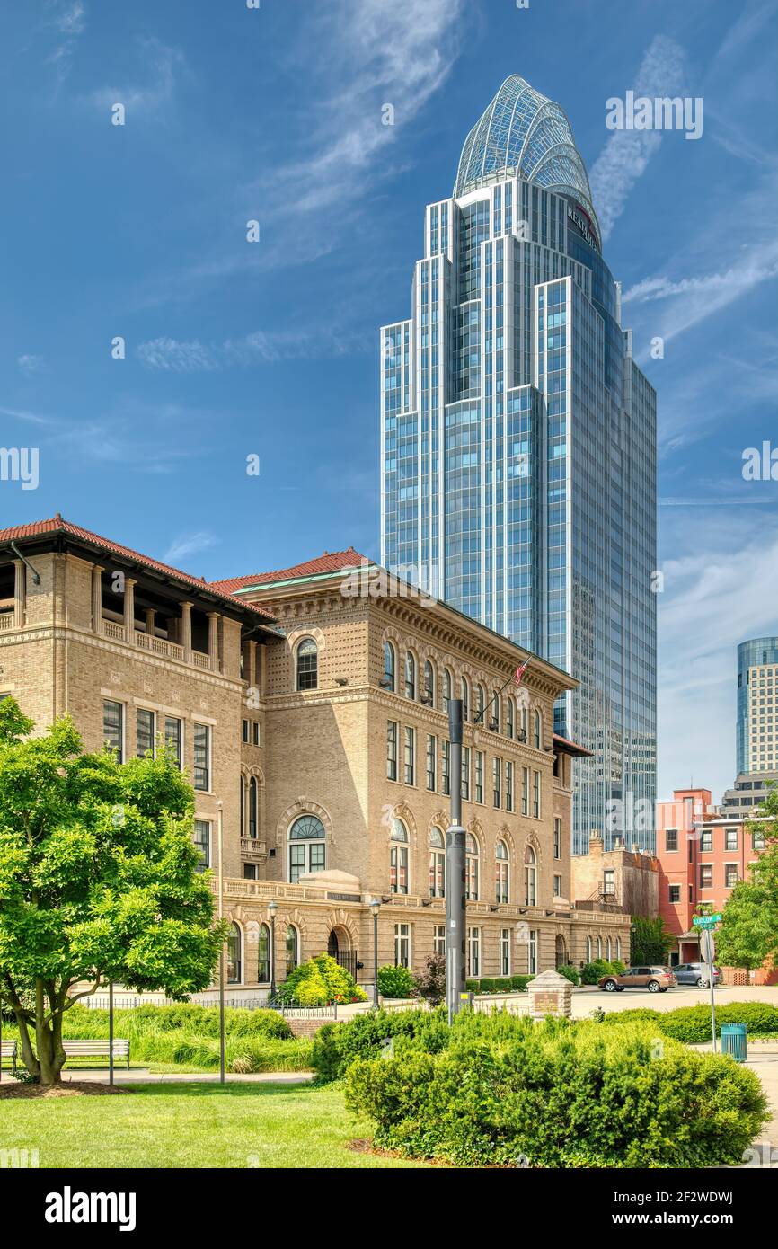Great American Tower at Queen City Square dominates the Cincinnati ...