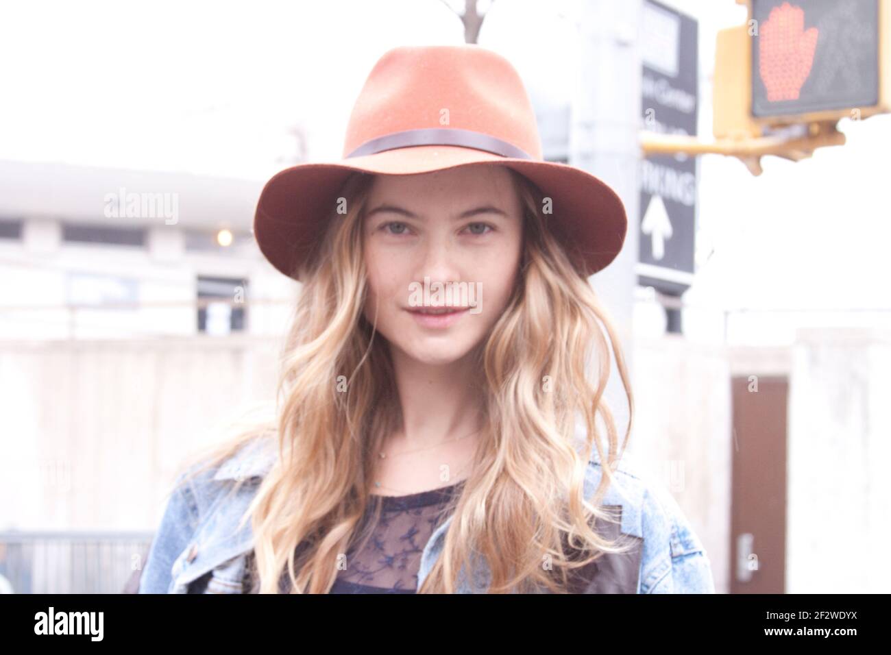 Beauty portrait of fashion model. Beauty portrait No Makeup. Clean Skin ...