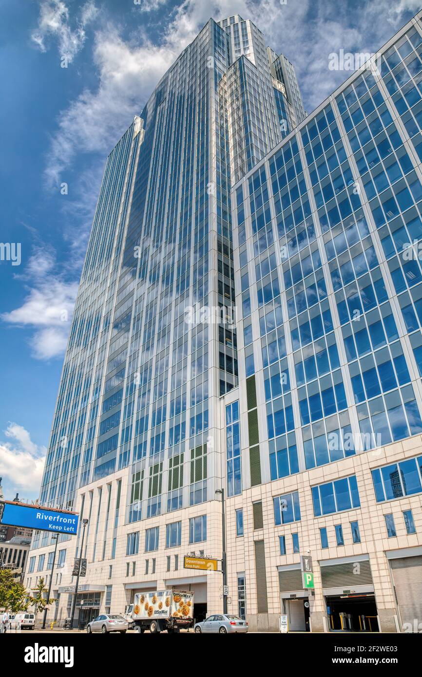 Great American Tower at Queen City Square dominates the Cincinnati ...