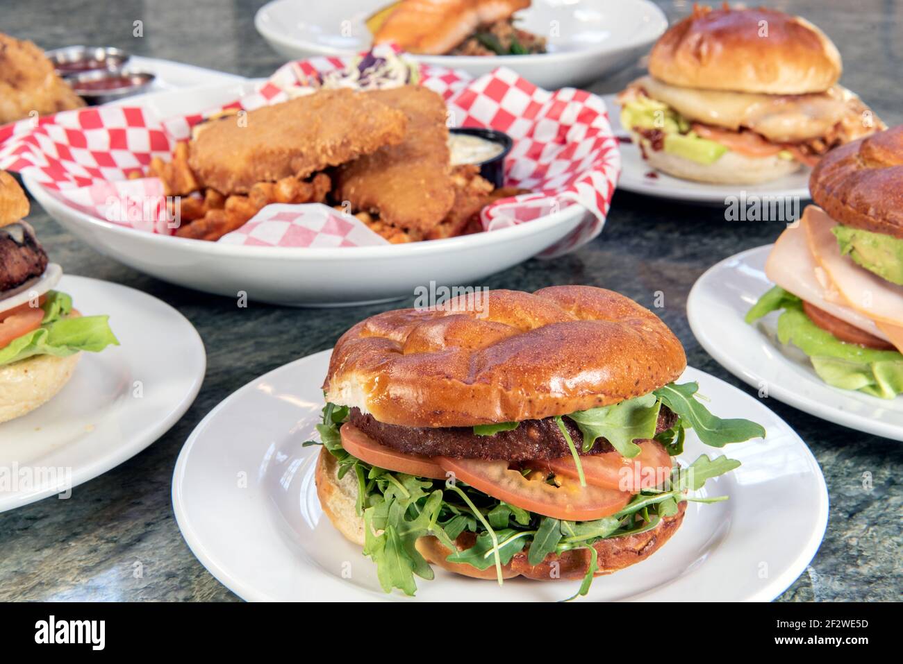 Full restaurant table hi-res stock photography and images - Alamy
