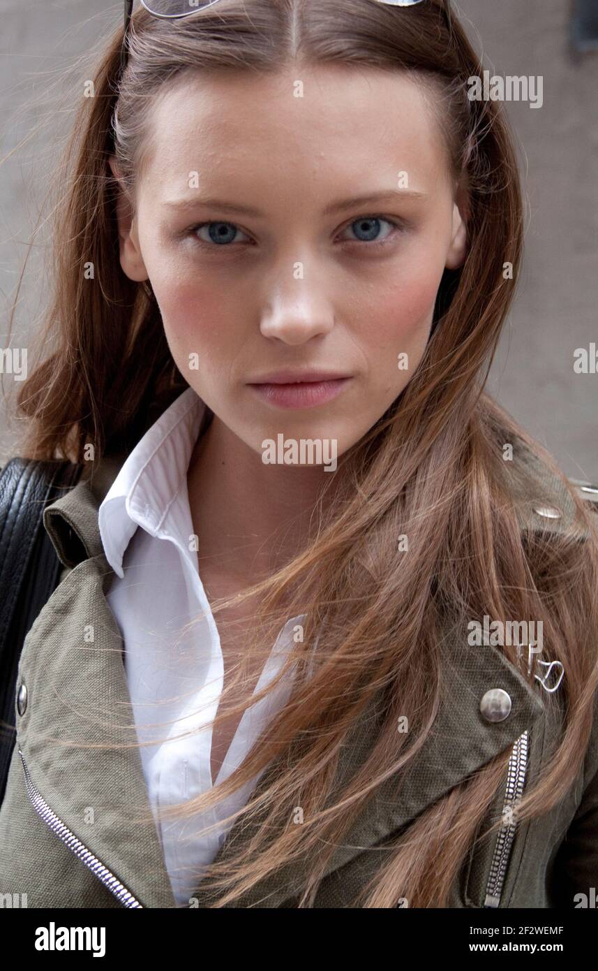 Beauty portrait of fashion model. Beauty portrait No Makeup. Clean Skin ...