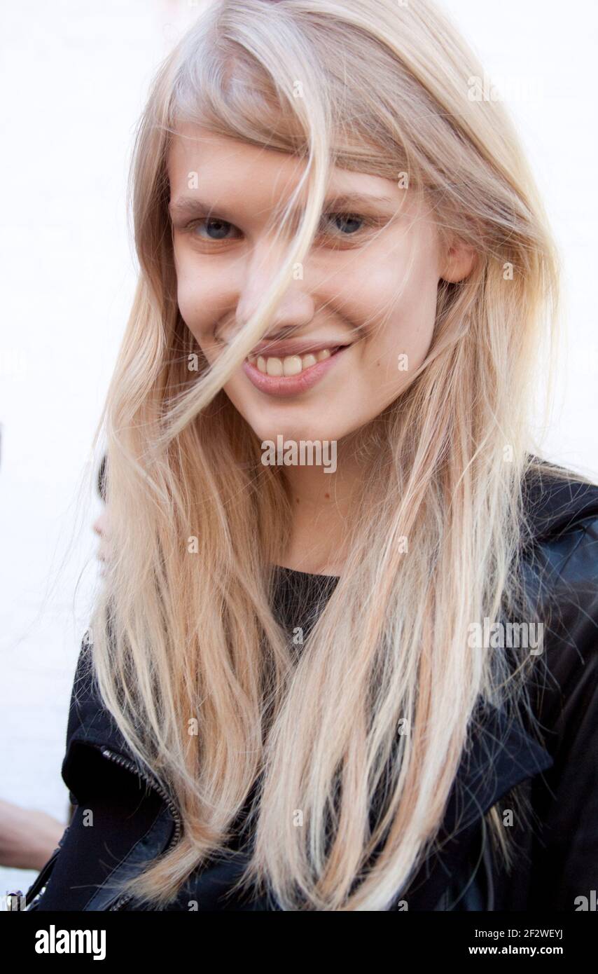 Beauty portrait of fashion model. Beauty portrait No Makeup. Clean Skin ...