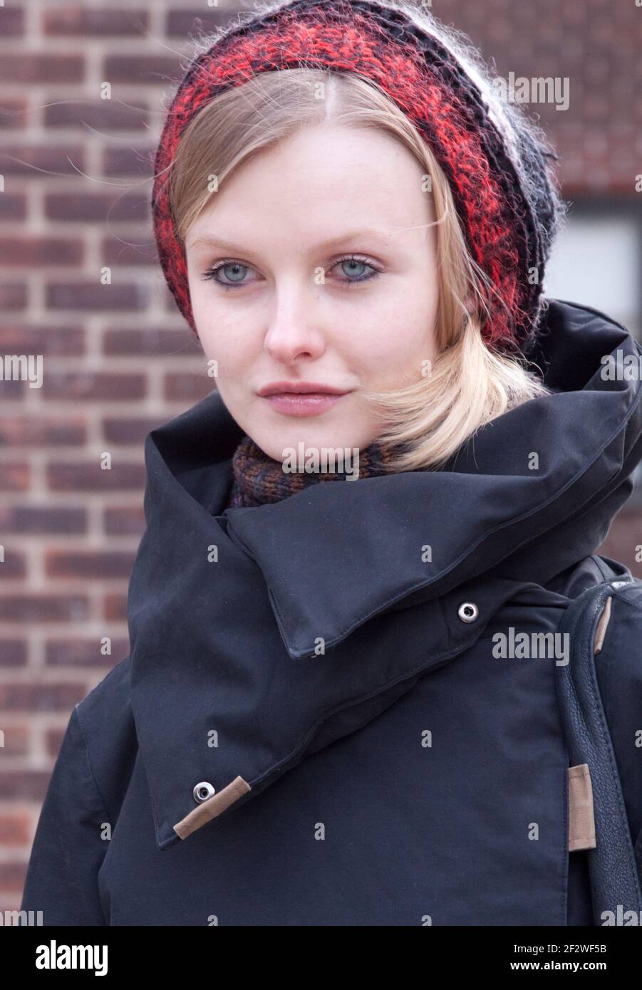 Beauty portrait of fashion model. Beauty portrait No Makeup. Clean Skin ...