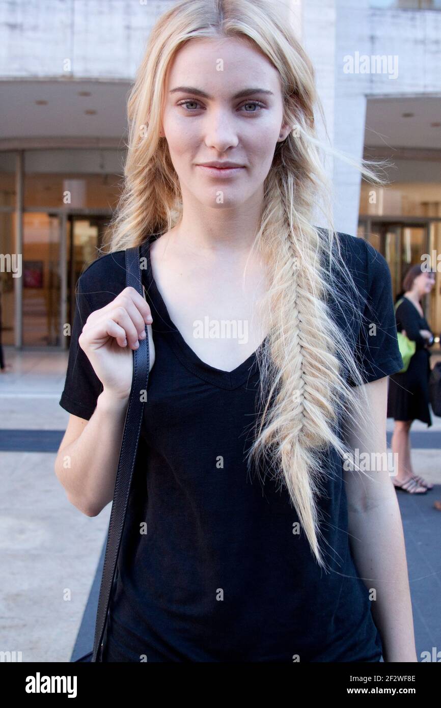 Beauty portrait of fashion model. Beauty portrait No Makeup. Clean Skin ...
