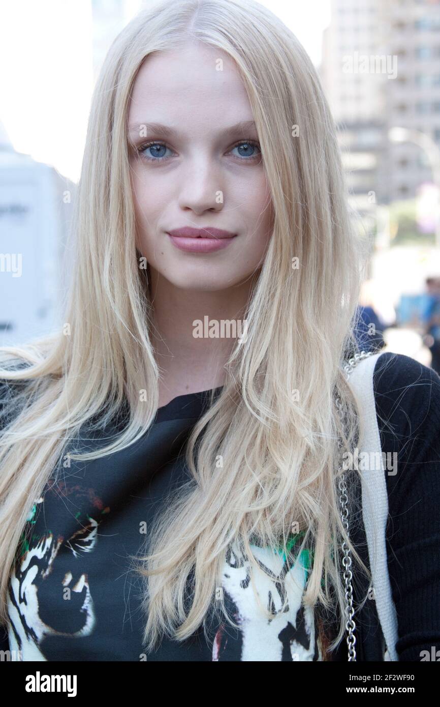 Beauty portrait of fashion model. Beauty portrait No Makeup. Clean Skin ...