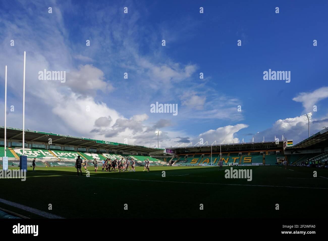 Rugby showers hi-res stock photography and images - Alamy
