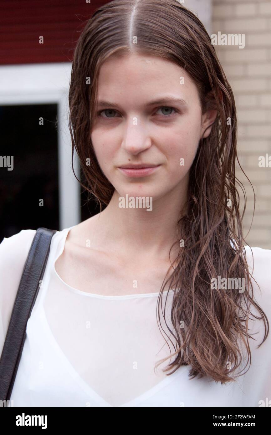 Beauty portrait of fashion model. Beauty portrait No Makeup. Clean Skin ...