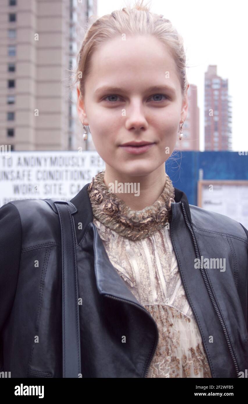 Beauty portrait of fashion model. Beauty portrait No Makeup. Clean Skin ...