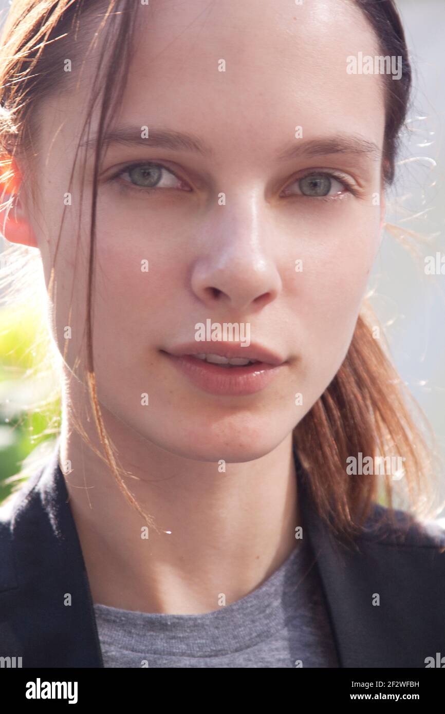 Beauty portrait of fashion model. Beauty portrait No Makeup. Clean Skin ...