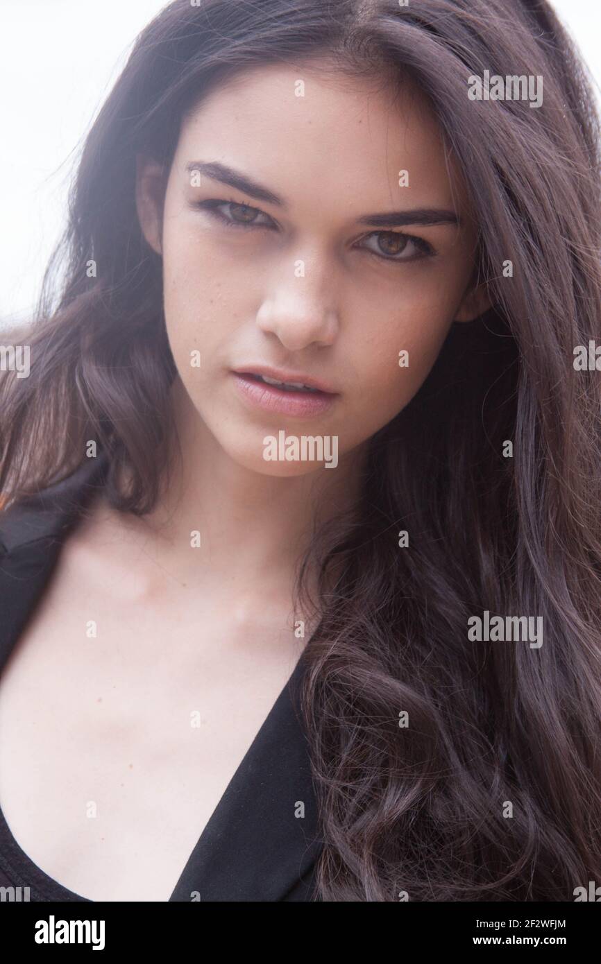 Beauty portrait of fashion model. Beauty portrait No Makeup. Clean Skin ...