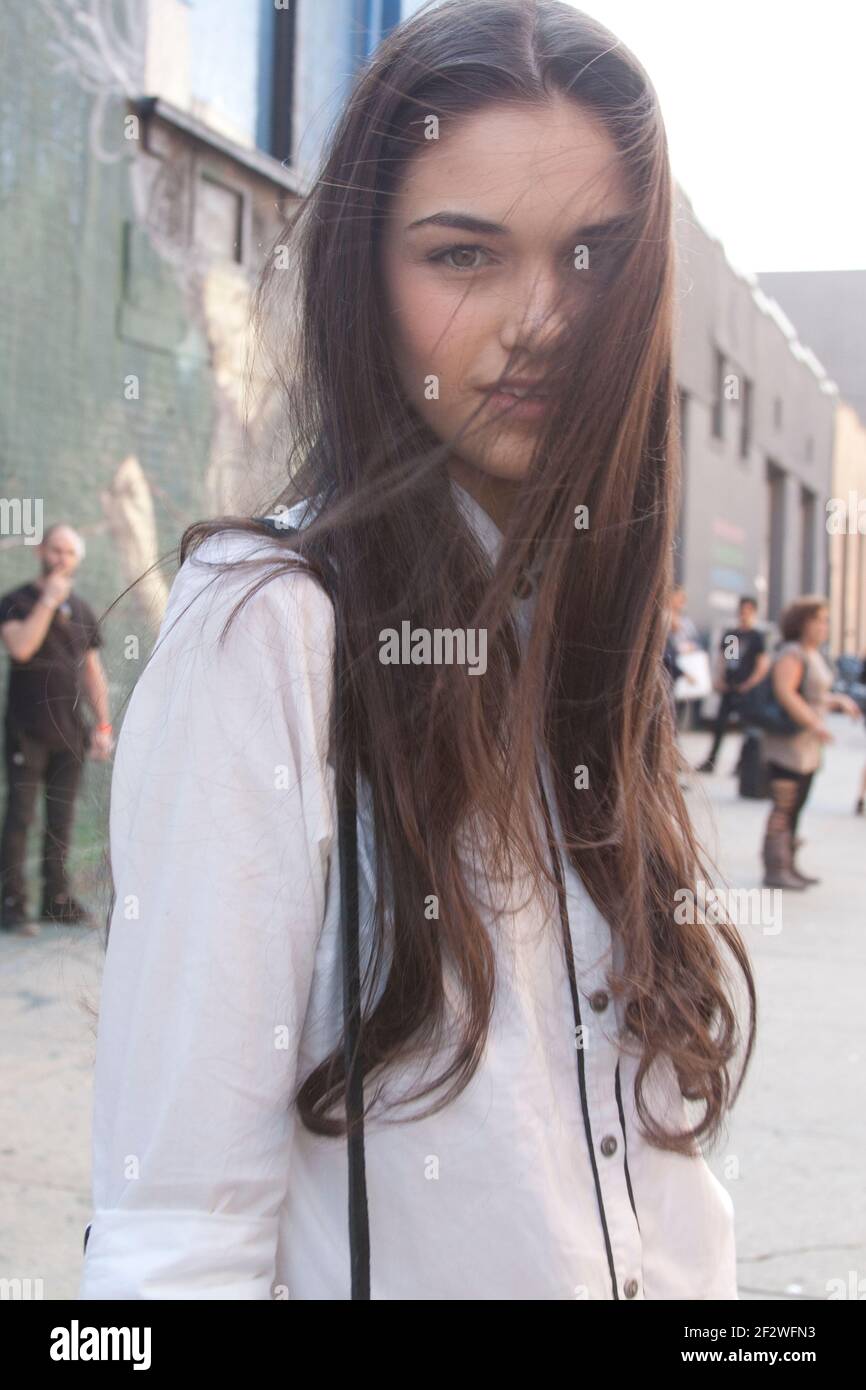 Beauty portrait of fashion model. Beauty portrait No Makeup. Clean Skin ...