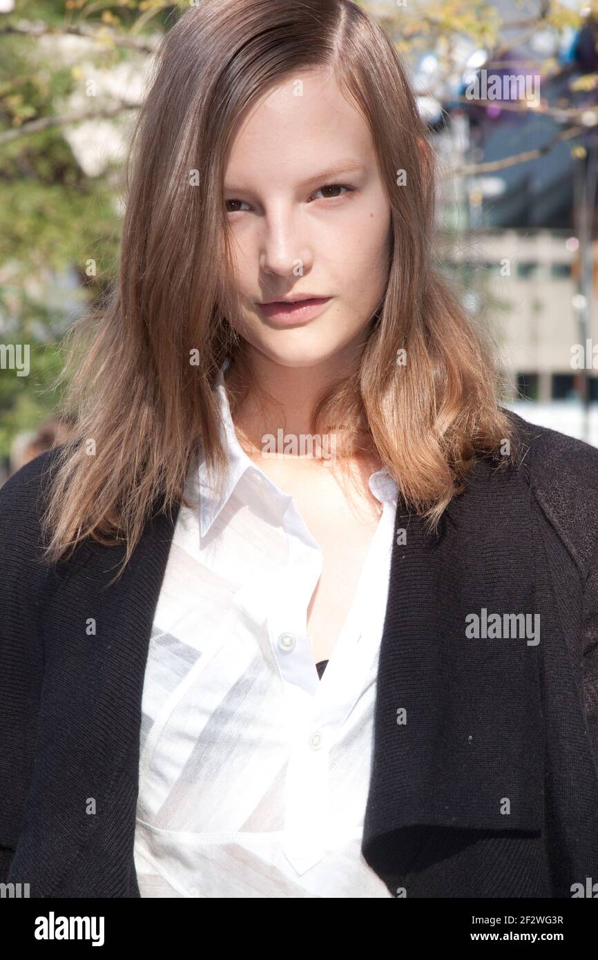 Beauty portrait of fashion model. Beauty portrait No Makeup. Clean Skin ...