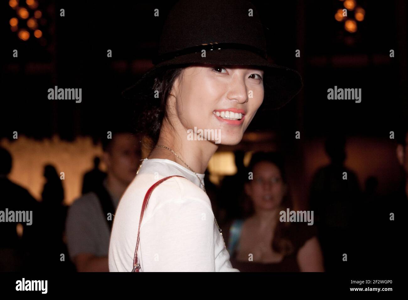 Beauty portrait of fashion model. Beauty portrait No Makeup. Clean Skin ...