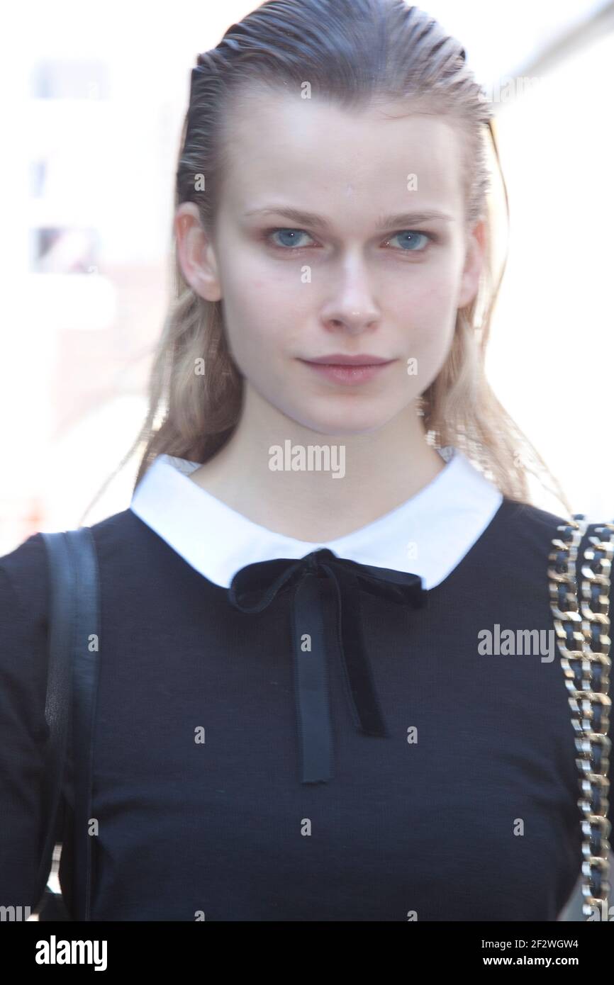 Beauty portrait of fashion model. Beauty portrait No Makeup. Clean Skin ...