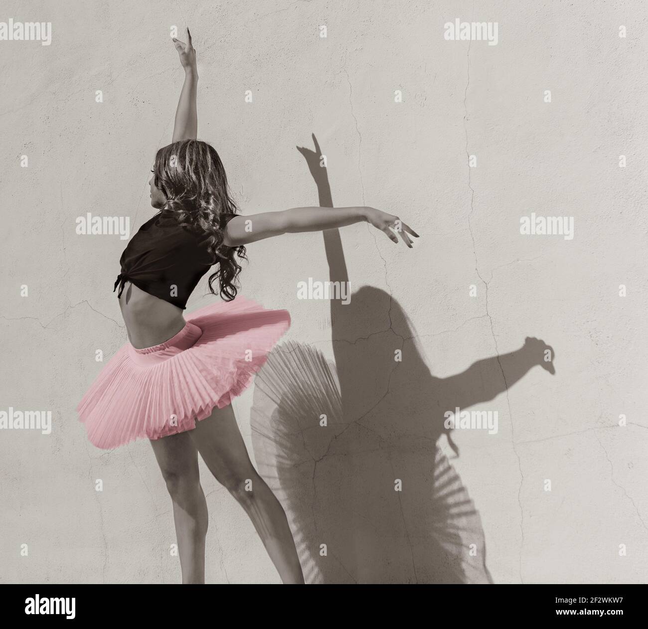 Pink dancer hi-res stock photography and images - Alamy