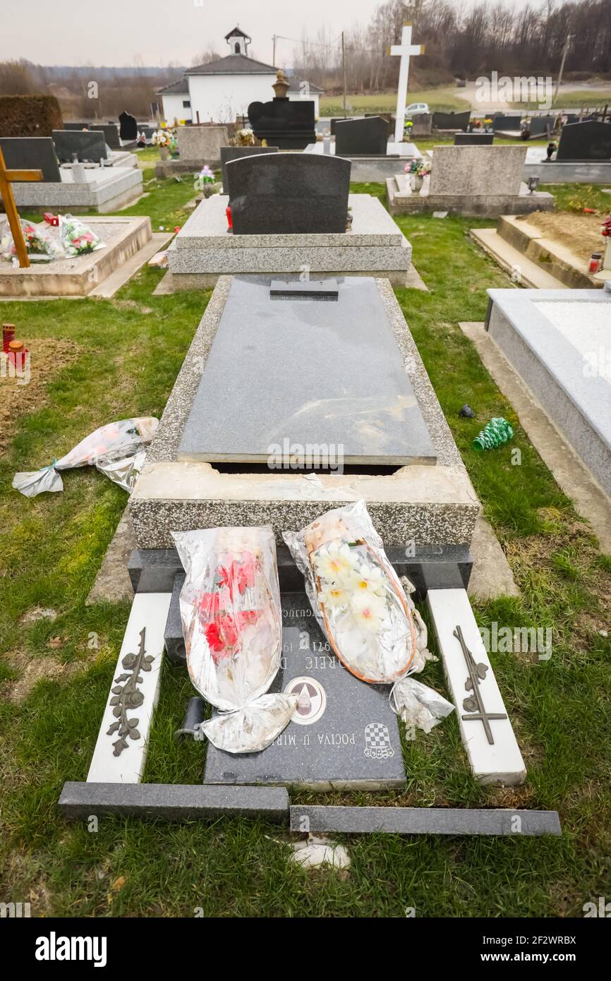 Destroyed monuments hi-res stock photography and images - Alamy