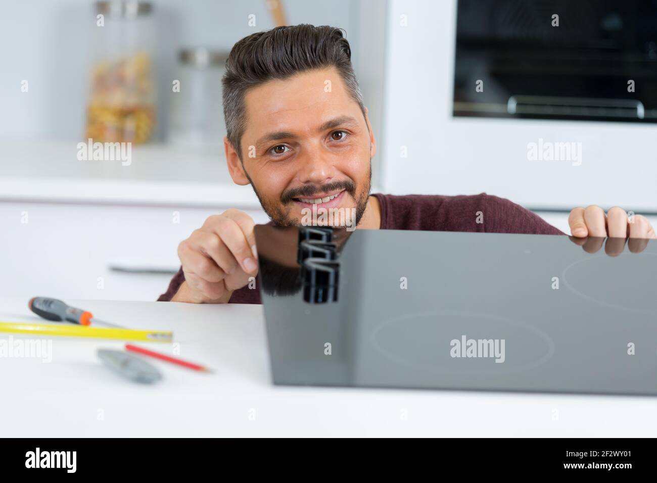 Kitchen installer hi-res stock photography and images - Alamy