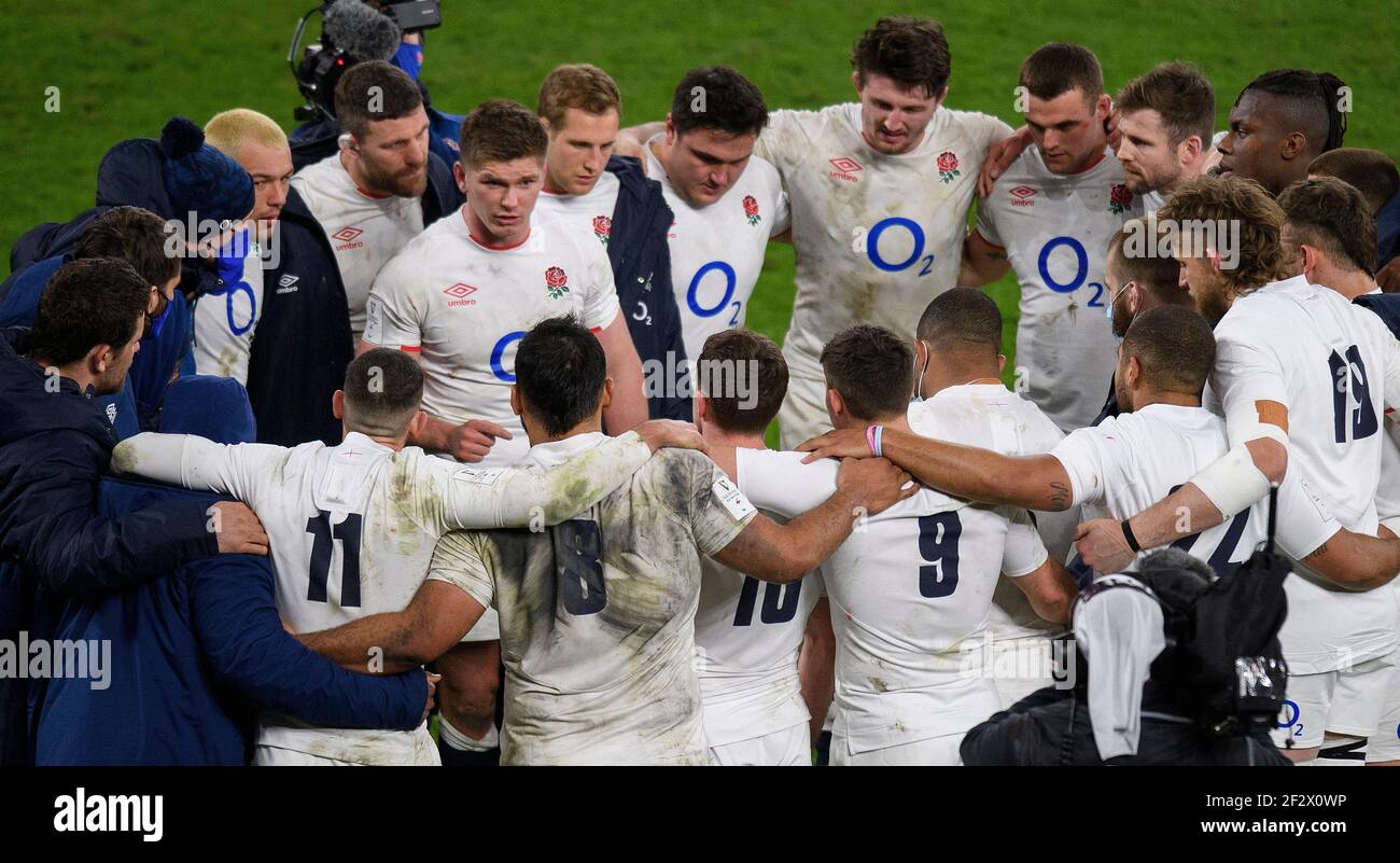 England rugby team huddle hi-res stock photography and images - Alamy