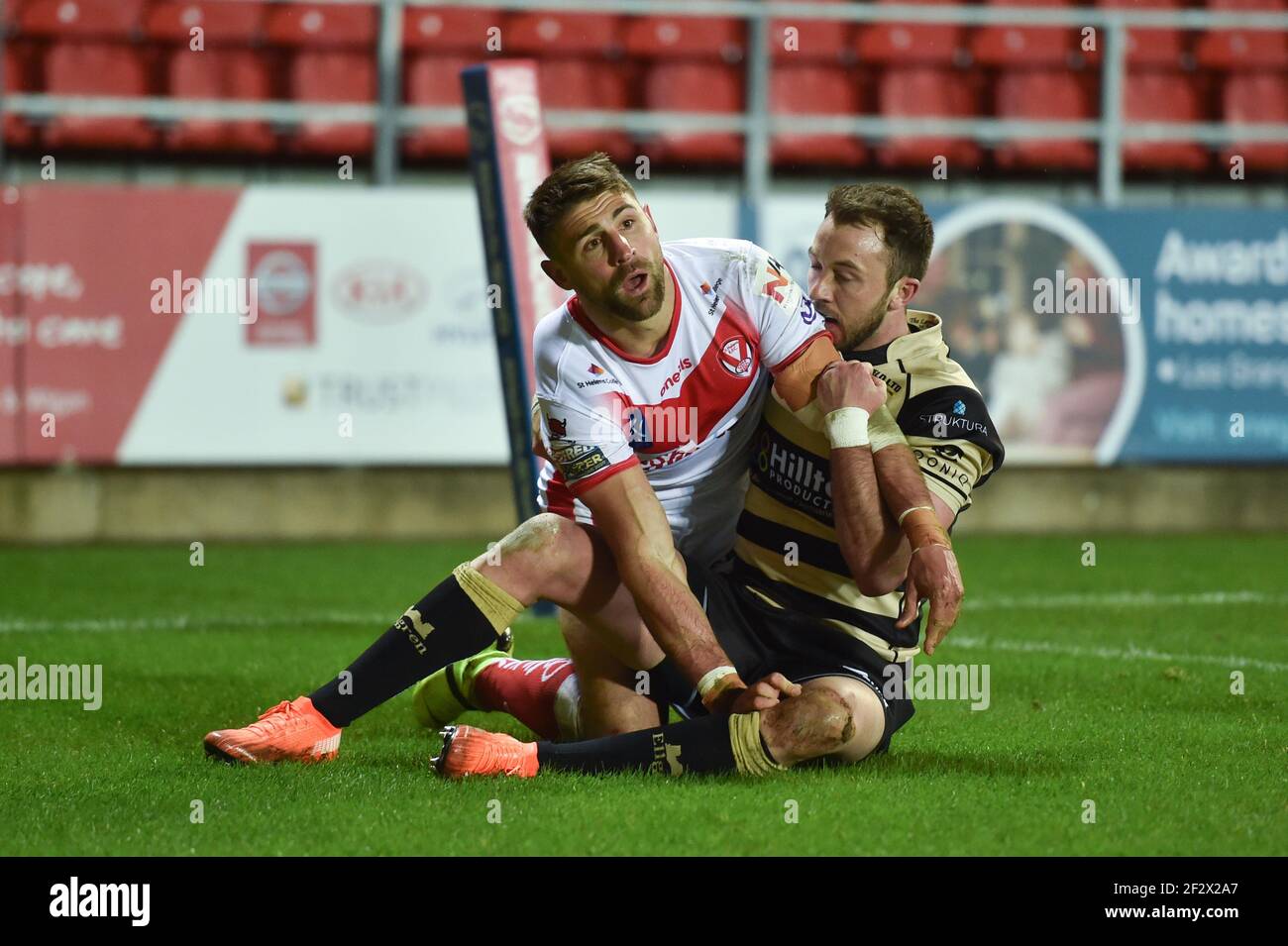 Tommy makinson st helens celebrates hi-res stock photography and images ...