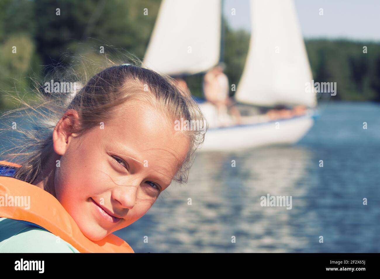 Kid at lake life jacket hi-res stock photography and images - Alamy