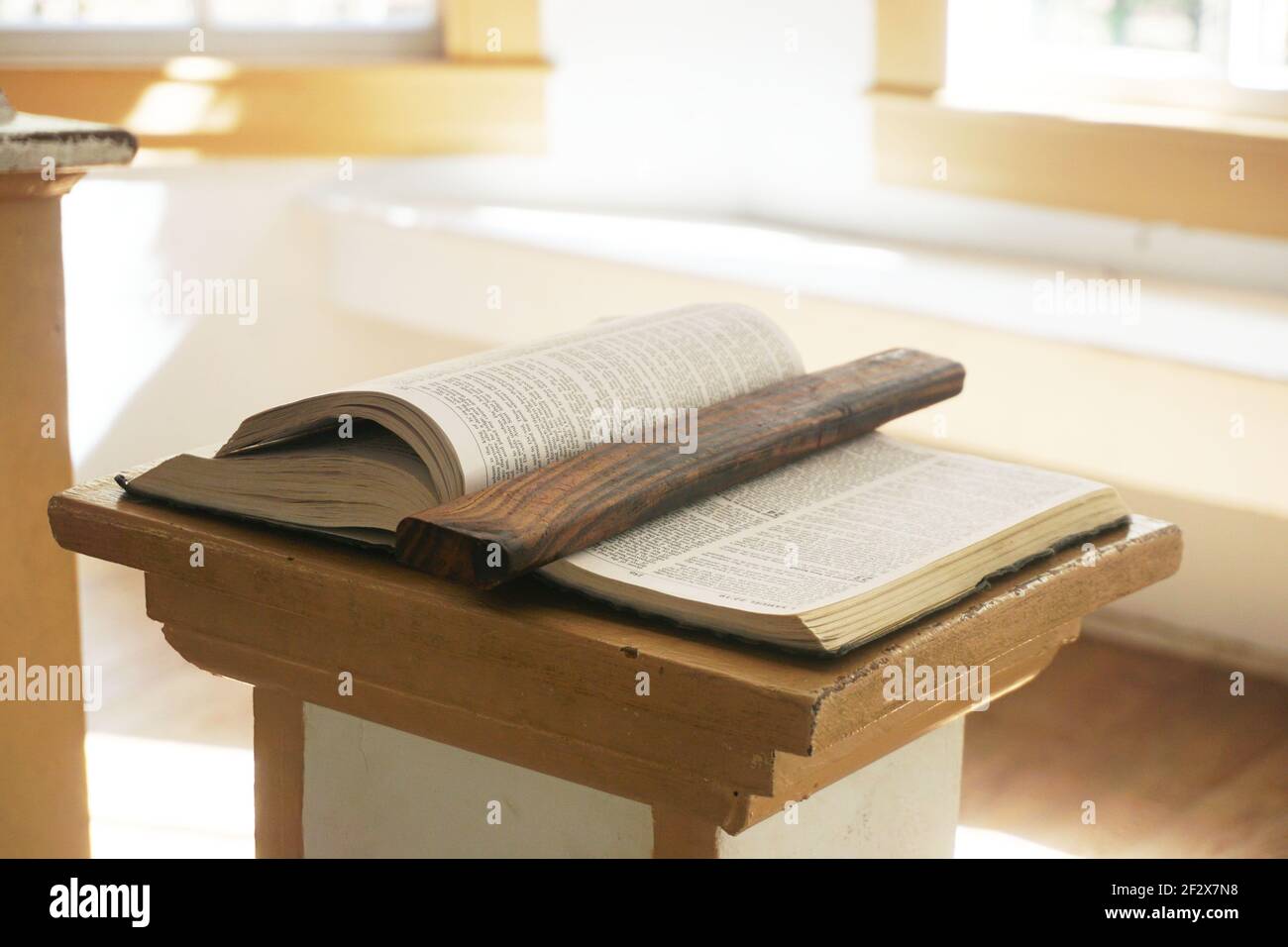 Open bible a altar hi-res stock photography and images - Alamy