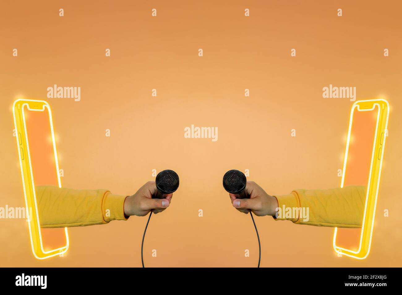 Hands holding microphones hi-res stock photography and images - Alamy