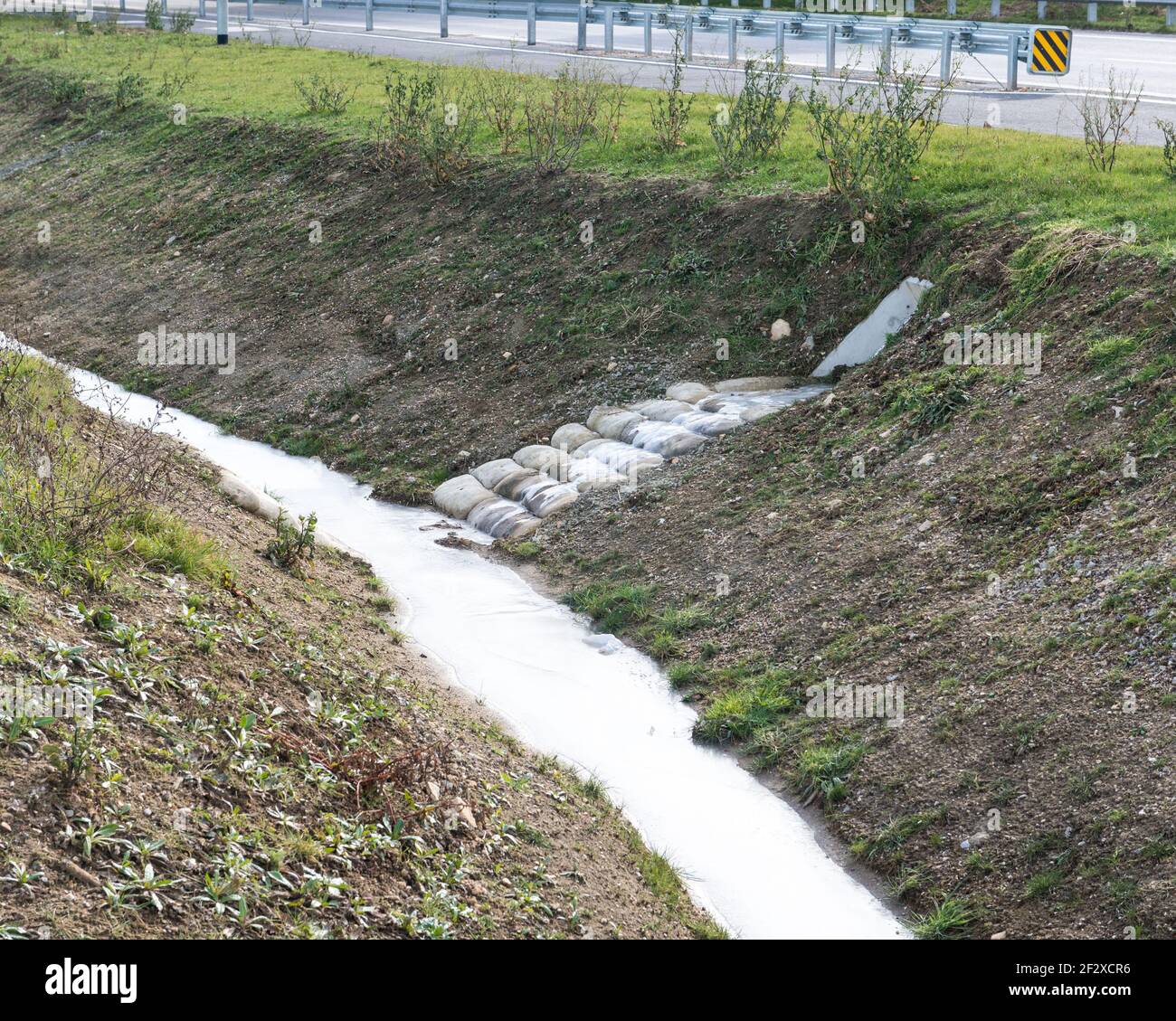 Hydroelectric dam and water drain hi-res stock photography and images ...