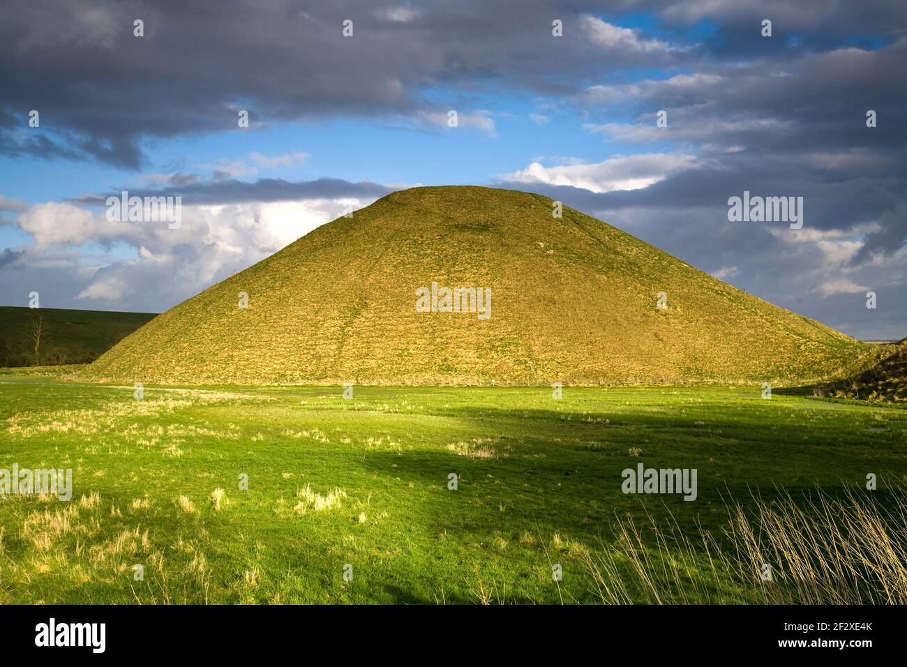 Neolithic site of Silbury Hill, near Avebury in Wiltshire, UK Stock ...
