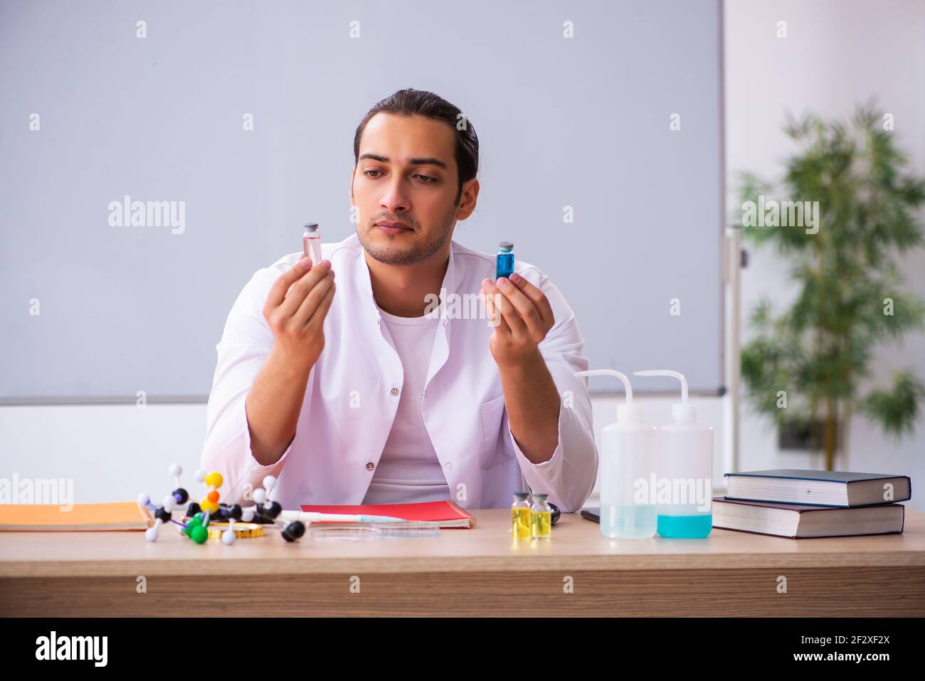 Young chemistry teacher in the classroom Stock Photo - Alamy