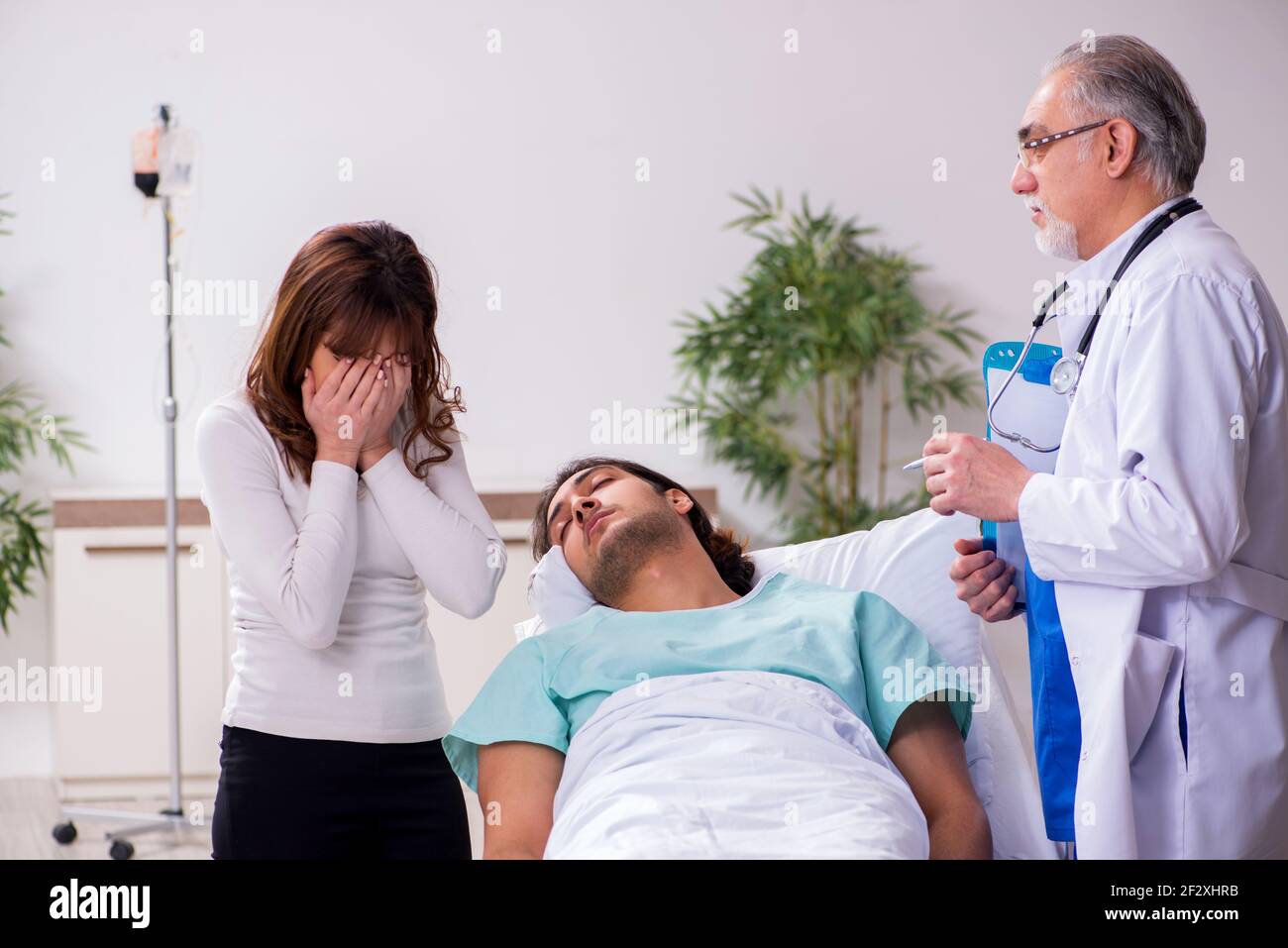 Young family at the hospital ward Stock Photo - Alamy