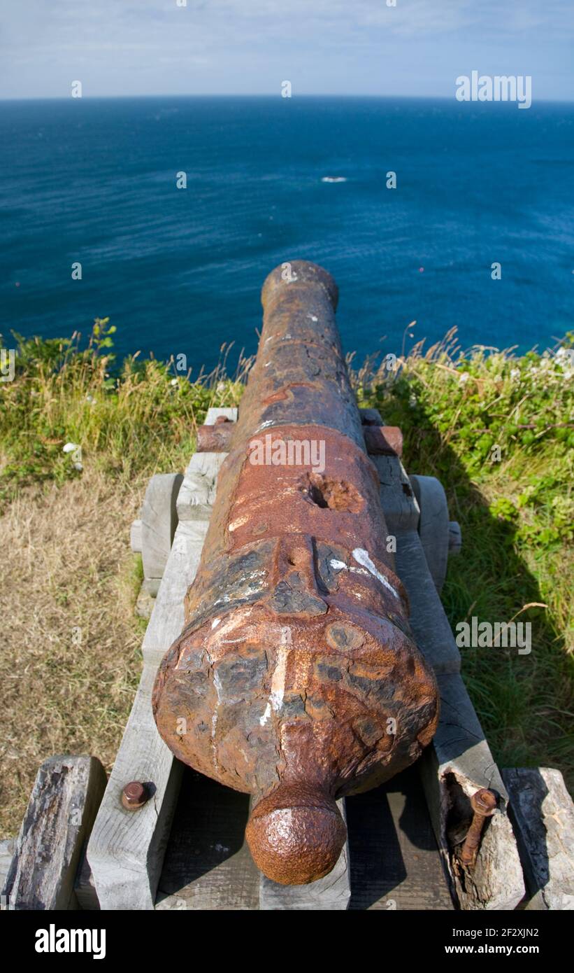 old rusty cannon looking out across the sea Stock Photo - Alamy