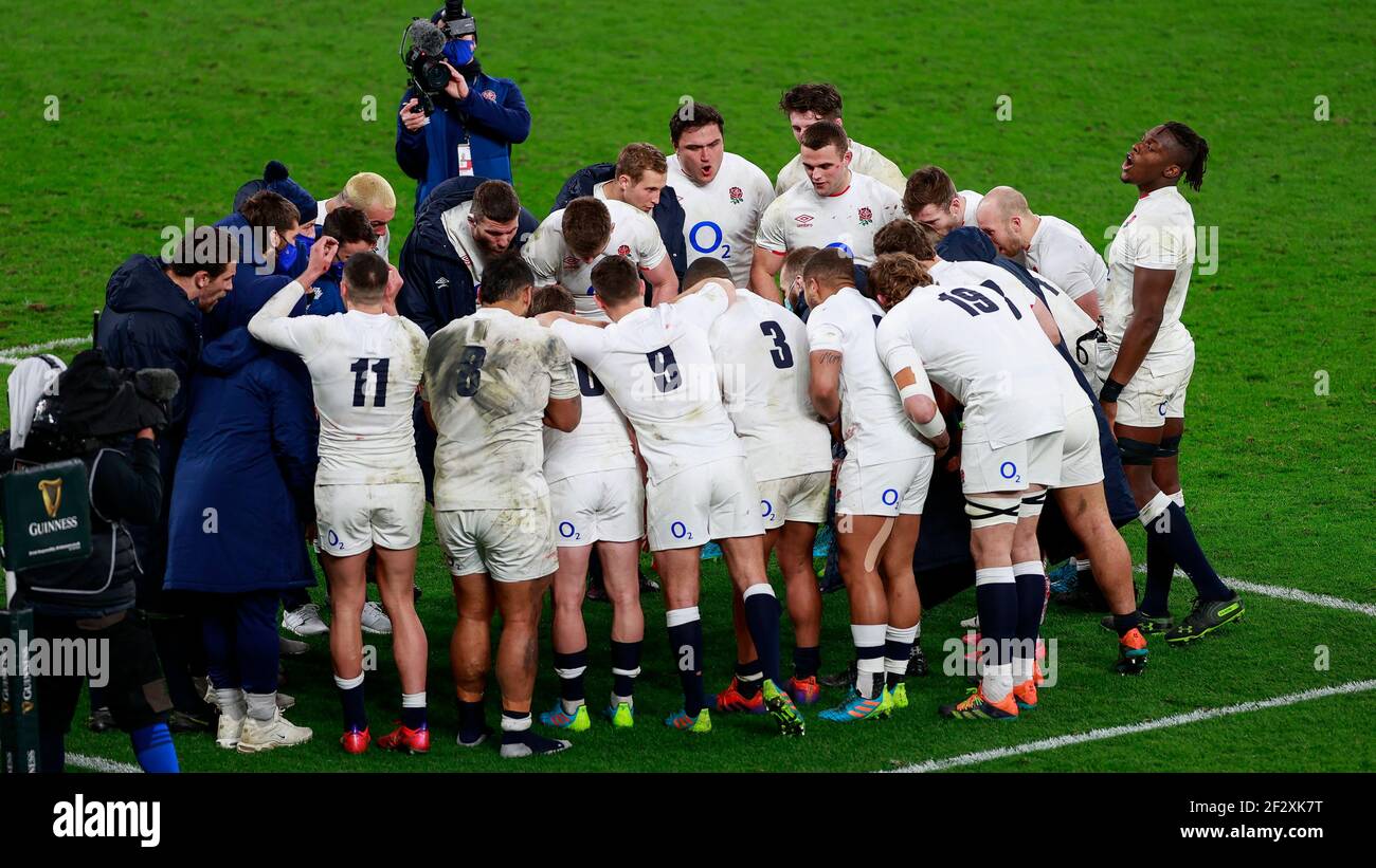 England rugby team huddle hi-res stock photography and images - Alamy