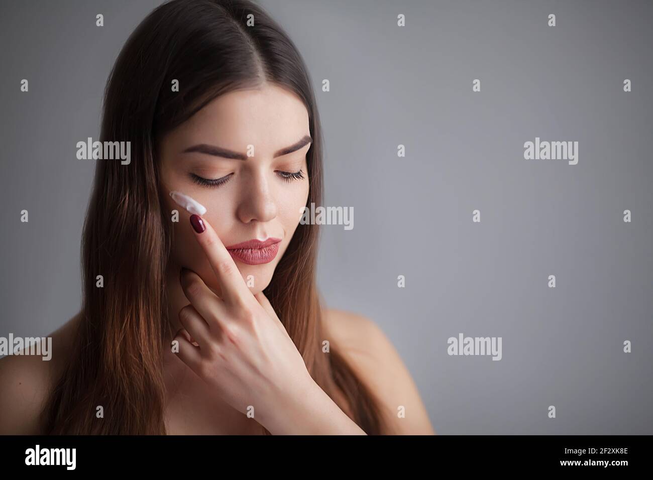 beautiful model applying cosmetic cream treatment on her face Stock Photo - Alamy