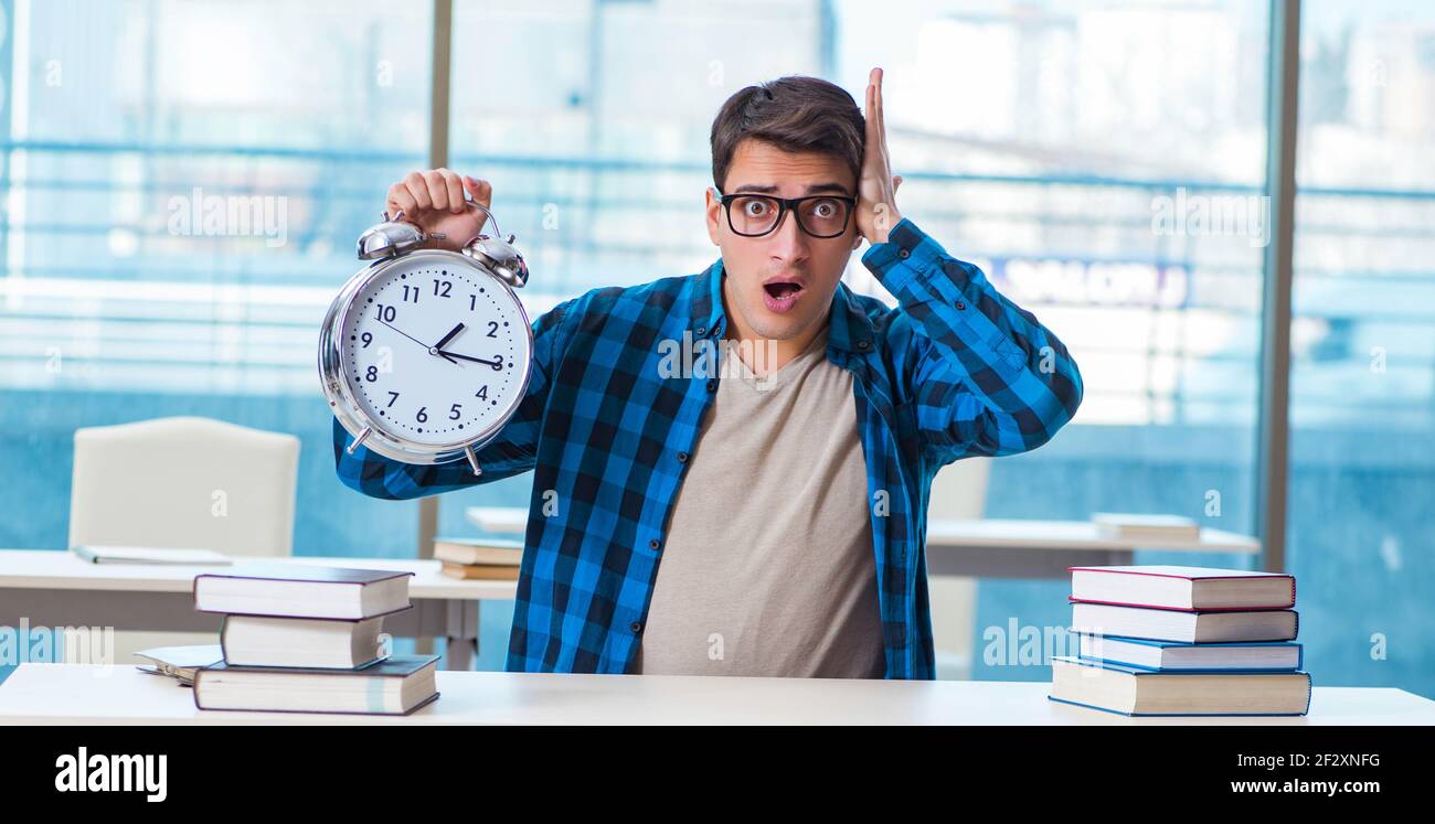 Campus student scared hi-res stock photography and images - Alamy