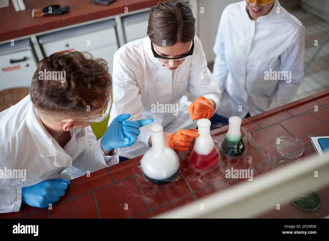 Chemical reactions hi-res stock photography and images - Alamy