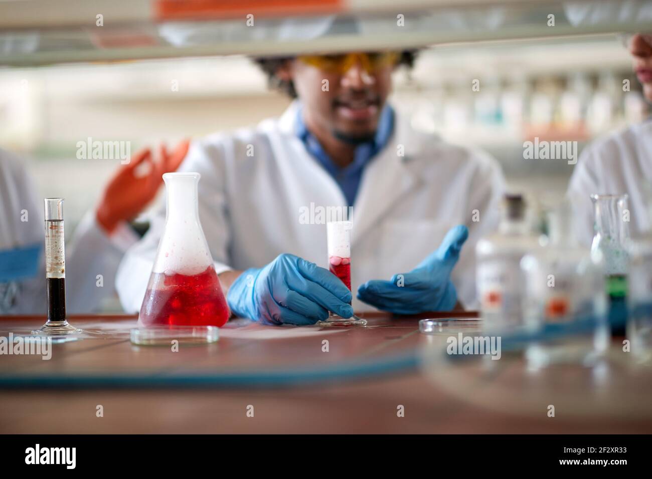 Students doing science project hi-res stock photography and images - Alamy