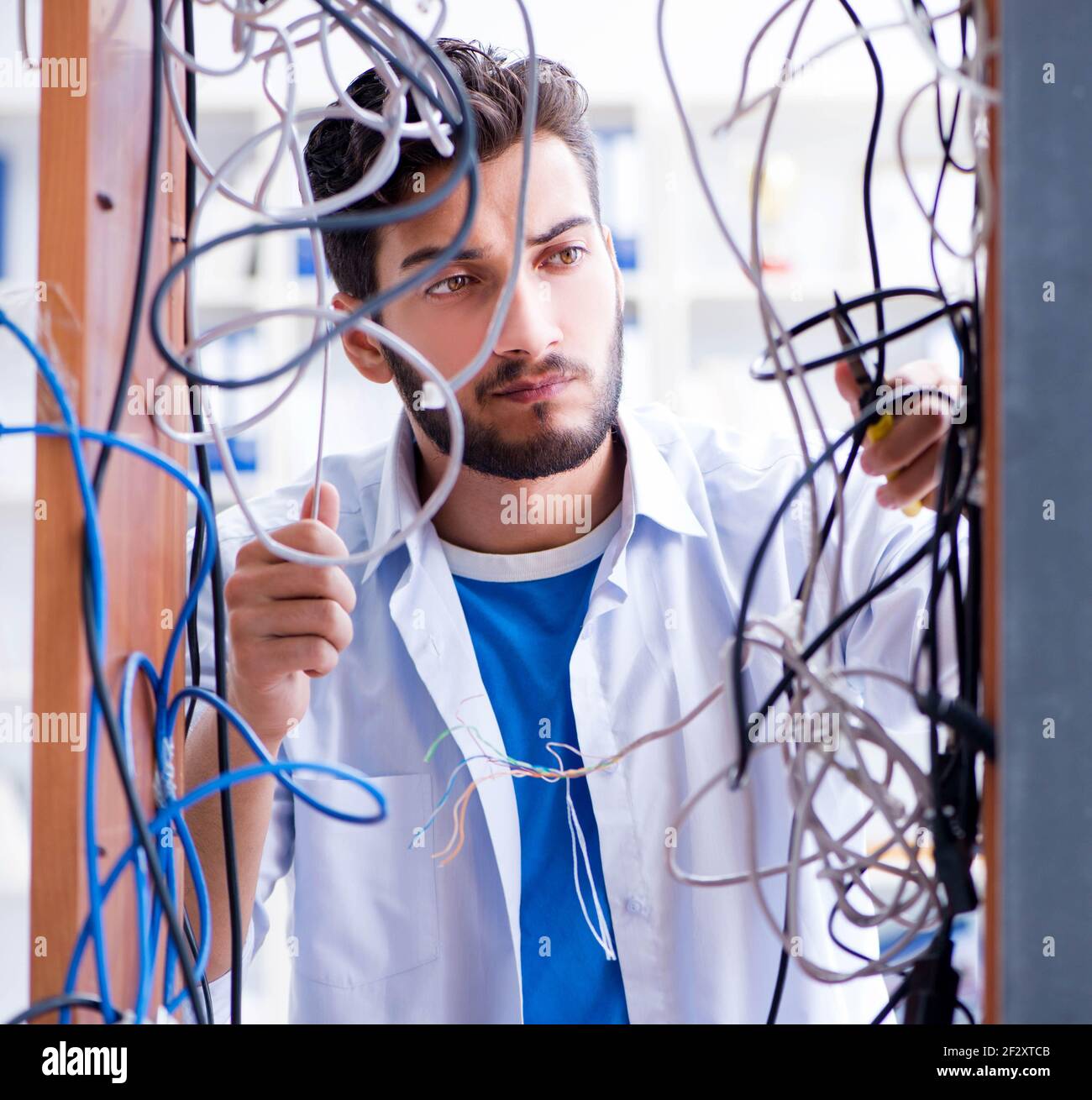 Untangle wires hi-res stock photography and images - Alamy
