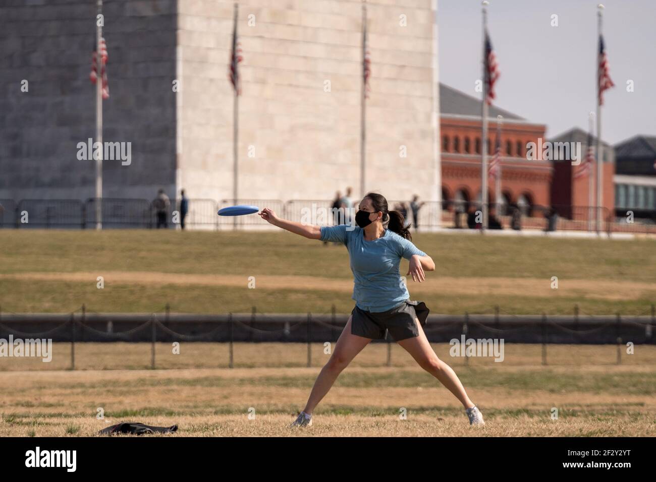 Susan Pratt troughs a frisbee to her friend on the National Mall as ...