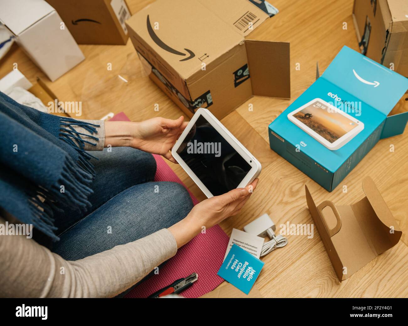 Amazon speaker with screen hi-res stock photography and images - Alamy