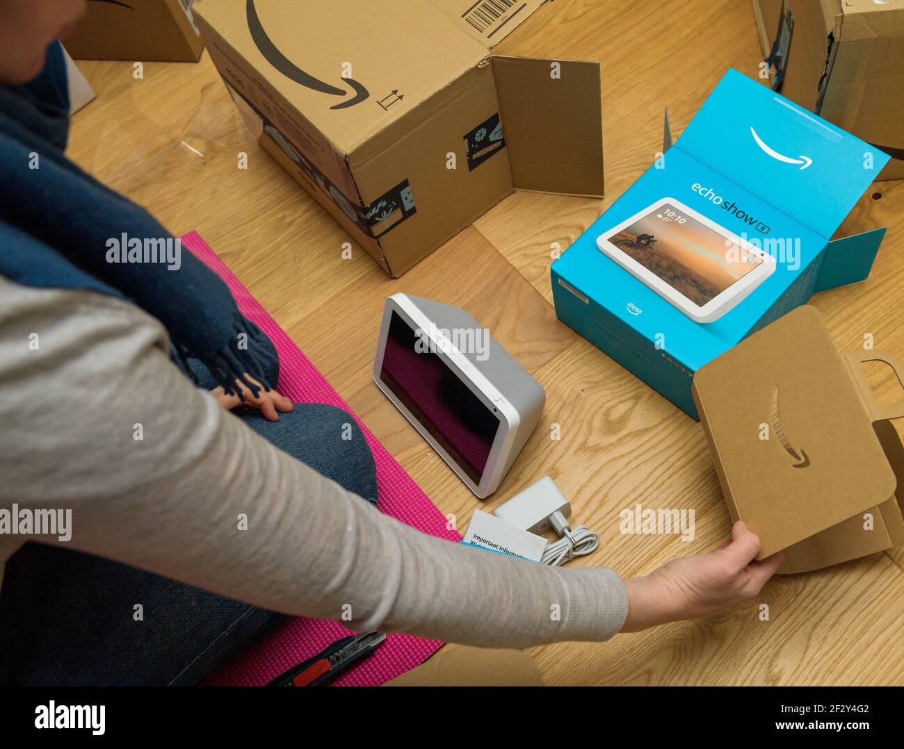 Amazon speaker with screen hi-res stock photography and images - Alamy