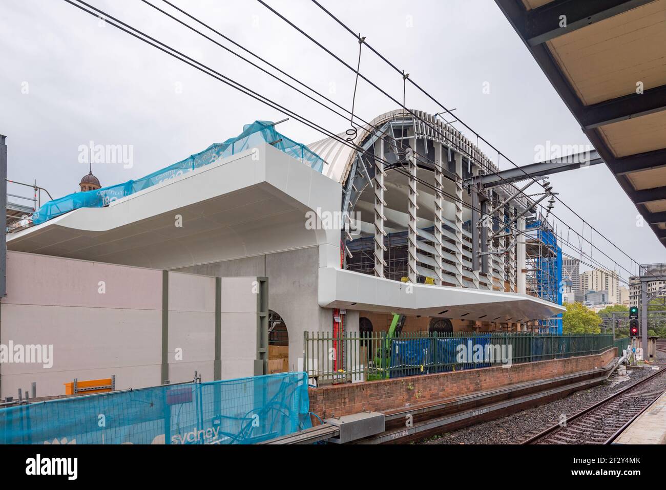 Station concourse and platforms hi-res stock photography and images - Alamy