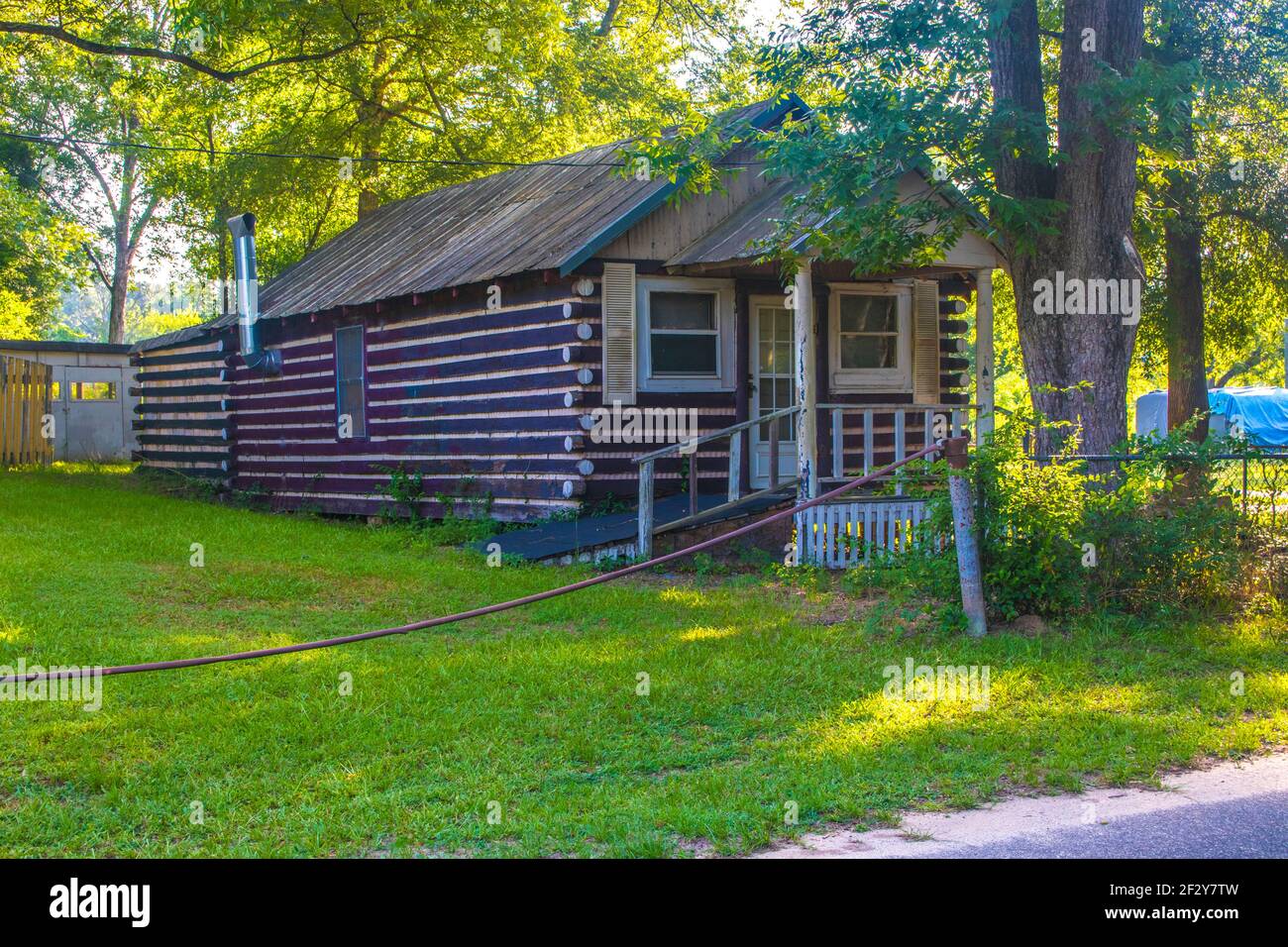 Keysville, Ga / USA - 07 04 20: An old log cabin style house Stock ...