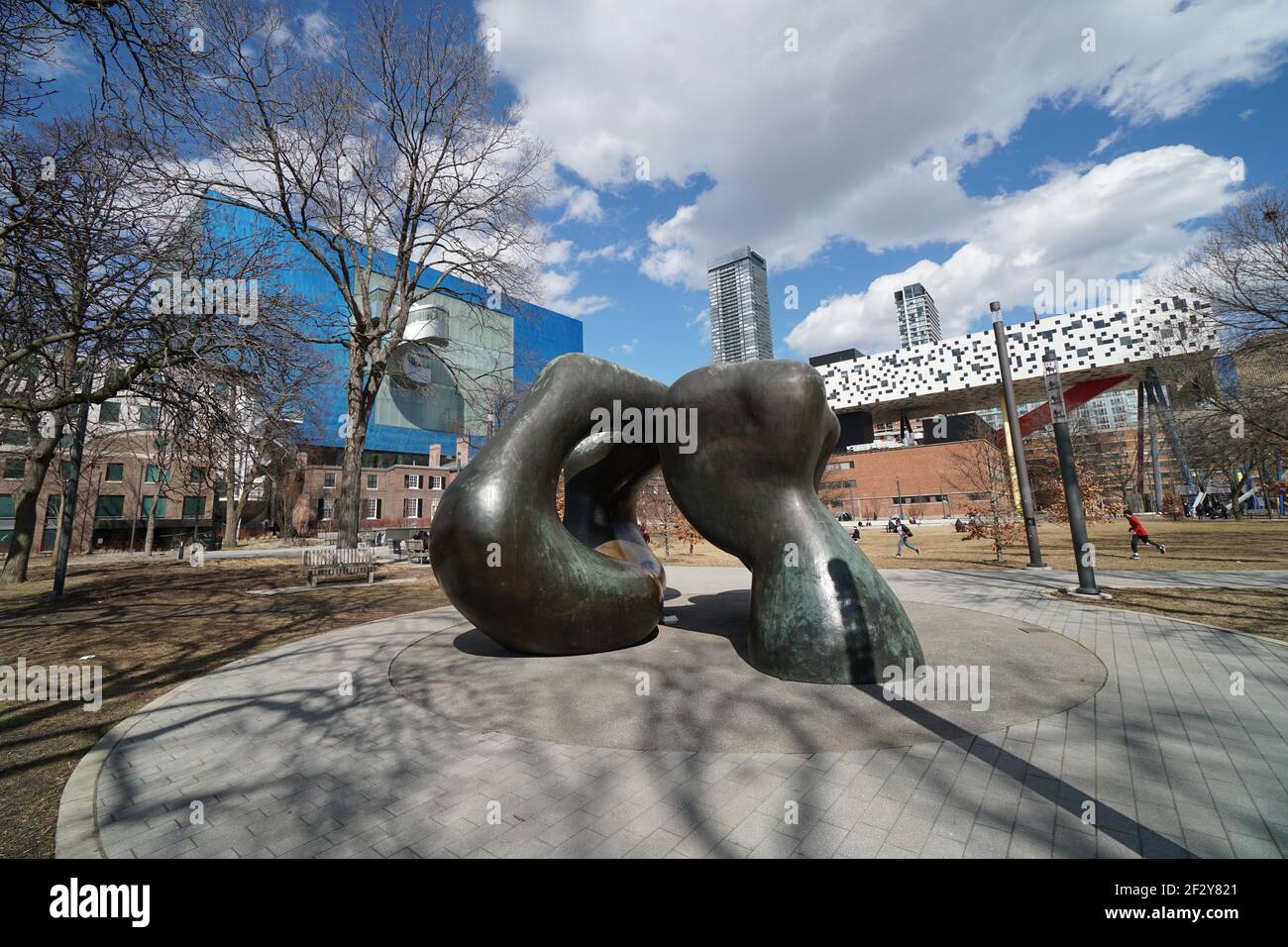 A henry moore sculpture hi-res stock photography and images - Alamy