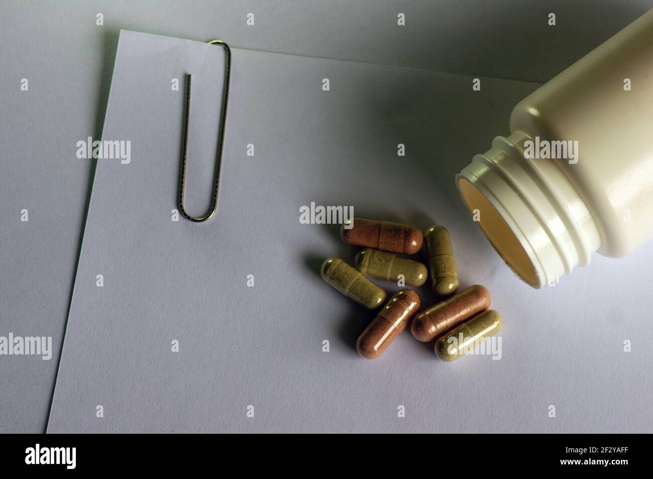 Medicine capsules and white paper for notes Stock Photo - Alamy