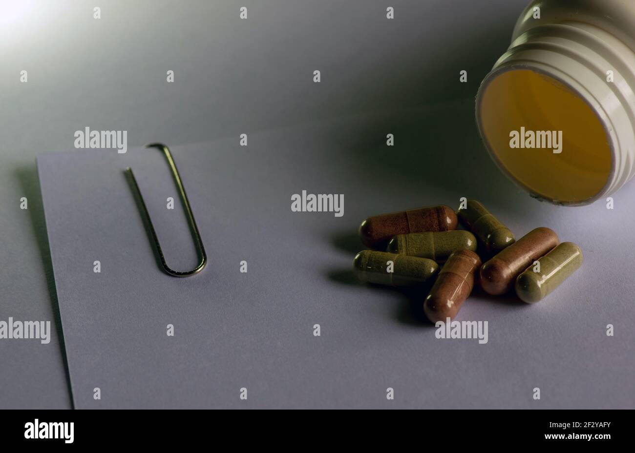 Medicine capsules and white paper for notes Stock Photo - Alamy