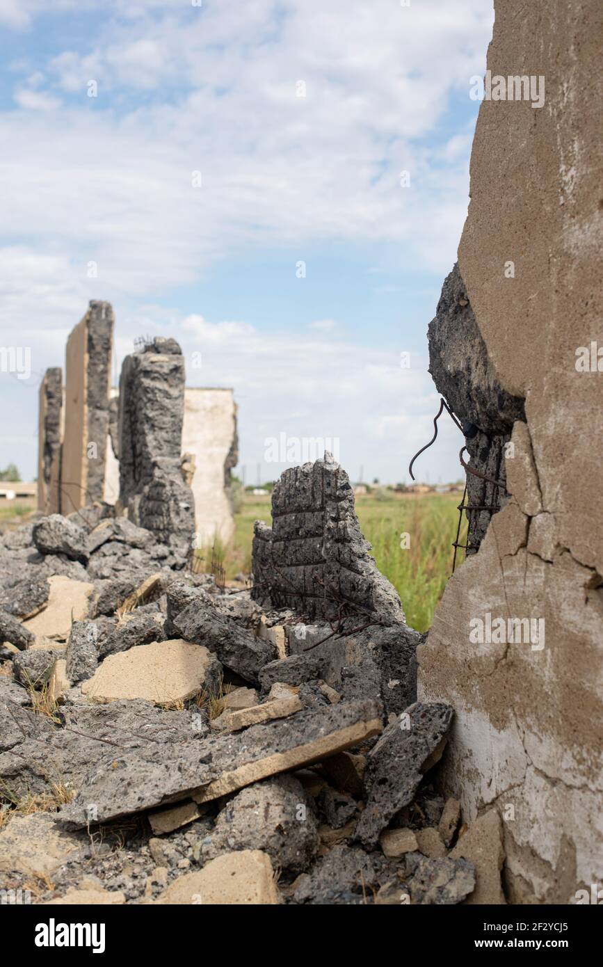 Family by large rocks hi-res stock photography and images - Alamy